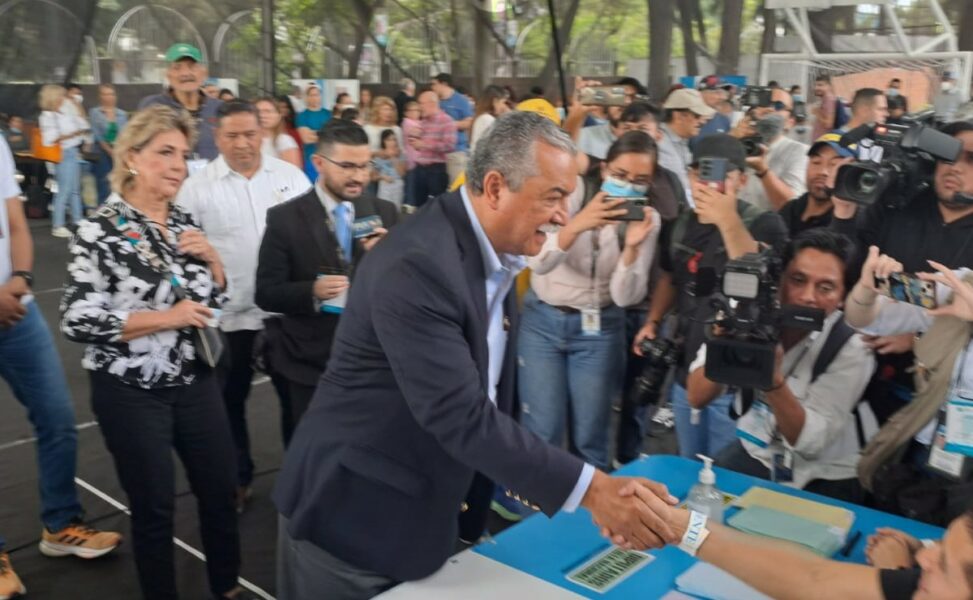 Manuel Conde Orellana emitió su voto en la zona 14