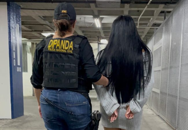 Mujer es arrestada cuando pretendía ingresar al área de visita del ...