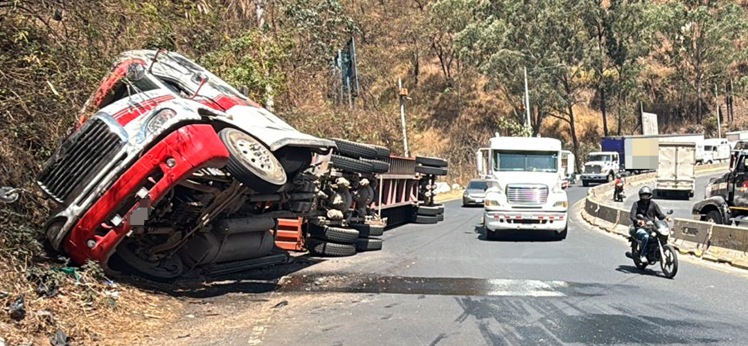Tráiler vuelca en km 23.5 de la ruta al Pacífico y complica el paso ...
