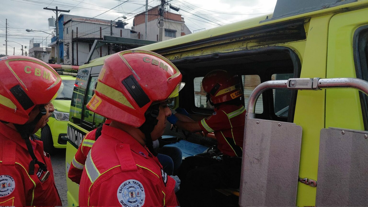 Delincuentes atacan a conductora atrapada en el tránsito en zona 12 ...
