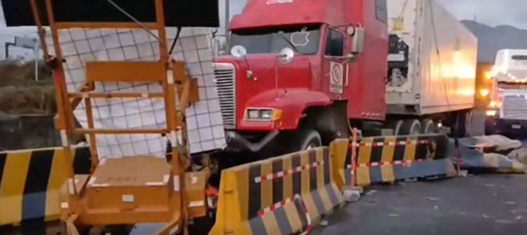 Fuerte accidente: Tráiler impacta contra separadores viales en ruta al ...